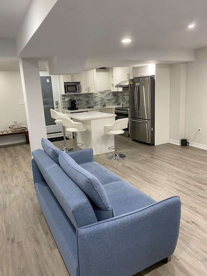 Cozy 1 Bedroom Suite. 1 King Bed - Whitby