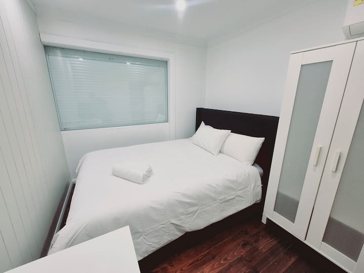 Private Queen Bedroom(w394) With Shared Bathroom - Kingswood