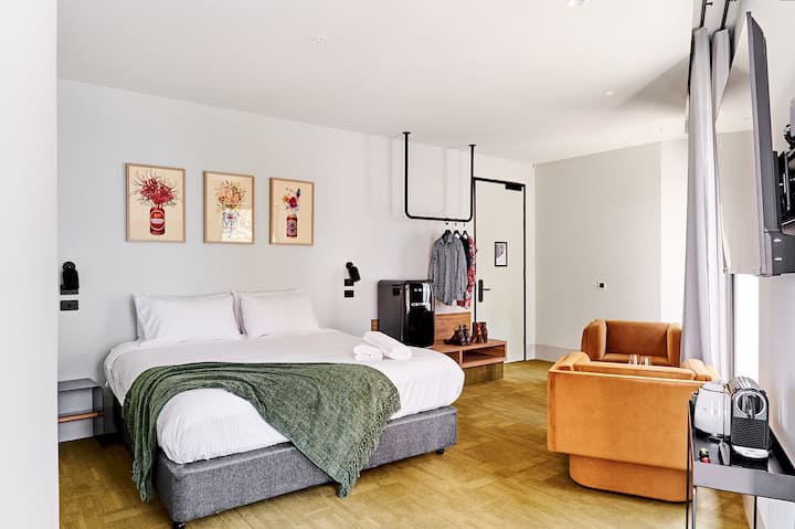 Boutique Art Deco Hotel On The City Fringe - Melbourne