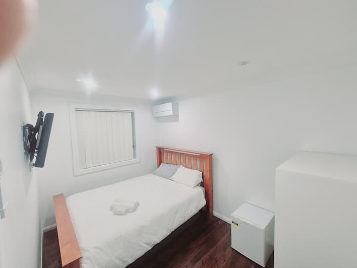 Private Queen Bedroom(w393) With Shared Bathroom - Kingswood