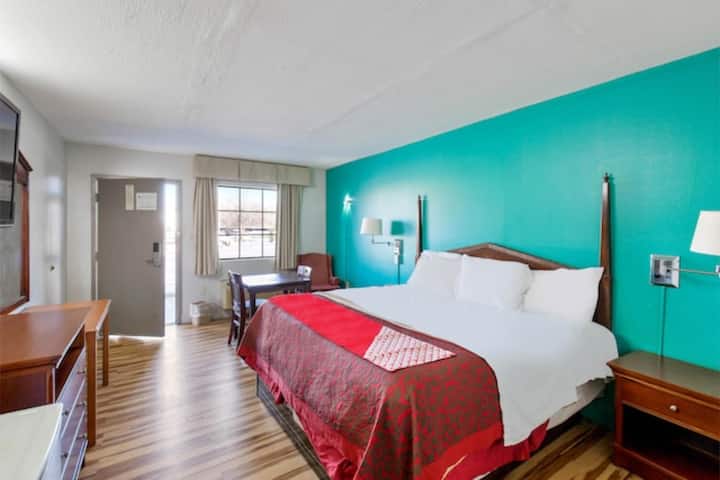 Days Inn Columbia King Bed Accessible - Columbia, TN