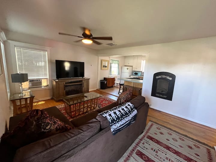 Little White House Near Downtown - Farmington, NM