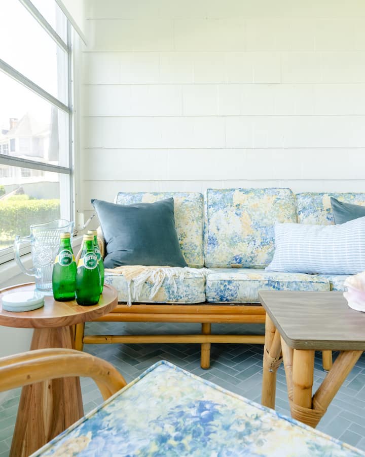 Charming Waterfront Cottage - Narragansett, RI