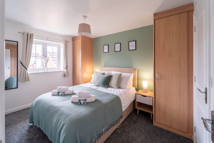 Stylish 3-bed Gloucester House With Free Parking - Gloucester, UK