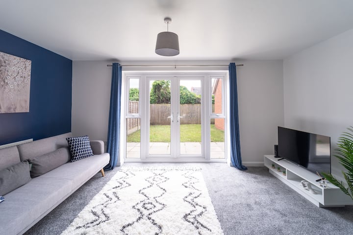 3-bed Gloucester House With Free Driveway Parking - Gloucester, UK