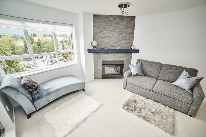 Upscale Modern Apartment - Whistler