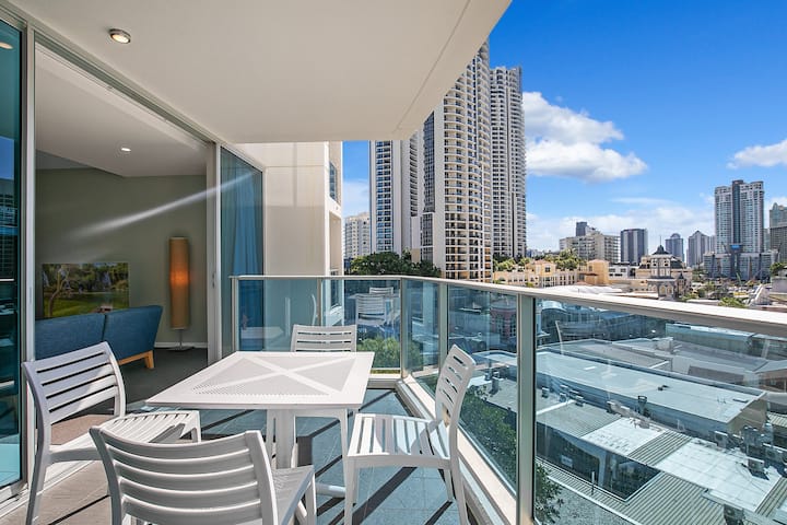City Meets Coast: Modern Resort Haven By The Beach - 서퍼스 파라다이스