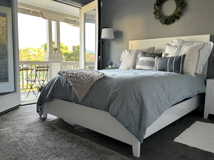 Elegant Room With Private Balcony - San Diego, CA