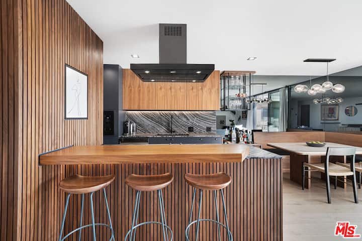 Modern Comfort In Beverly Hills - Beverly Hills