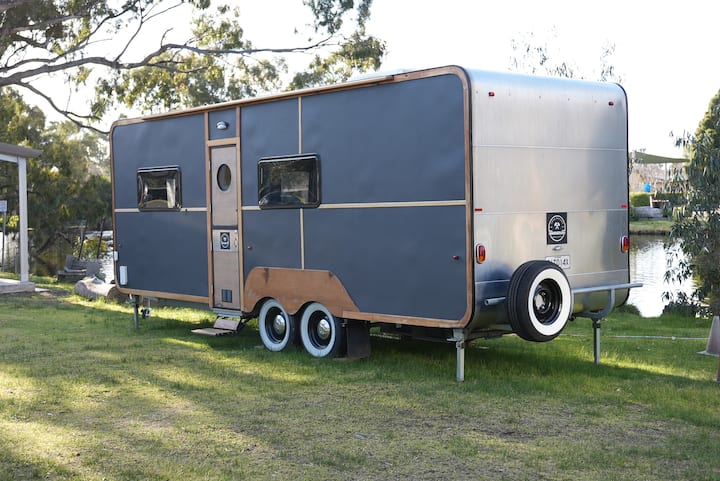 Retro Caravan, Bathroom (Hv1) - Stawell