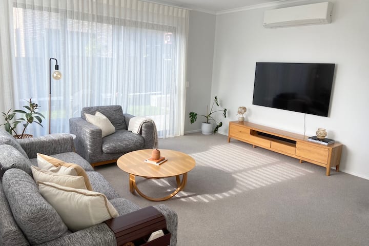 Red Beach Retreat. A Sun-drenched 2 Level Home. - Waiwera