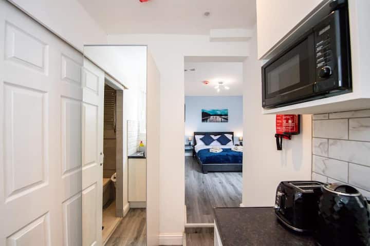 Five Seasons Monsoon Studio In Liverpool - Liverpool