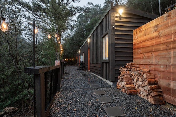 Fernvale Cottage—an Enchanting Mountainside Oasis - Hobart