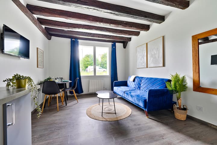 Welcome To Clara House - Antony