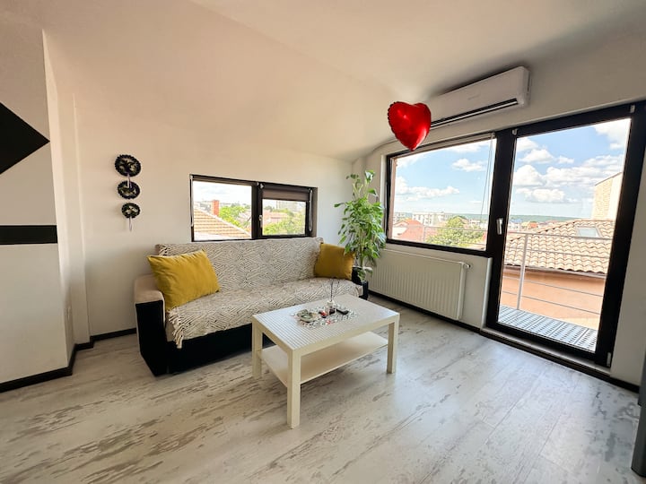 Sunflower | Lovely Central Apartment With Balcony - Craiova