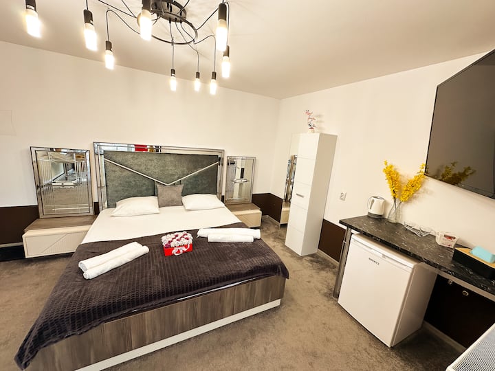 Serenity Heights: Modern 2-bedroom Retreat - Craiova