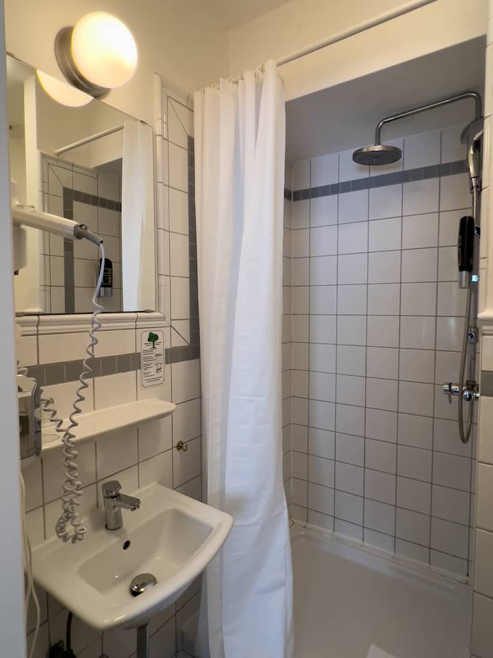 Zimmer Mit Charme Nah Am Kurfürstendamm. - Berlin