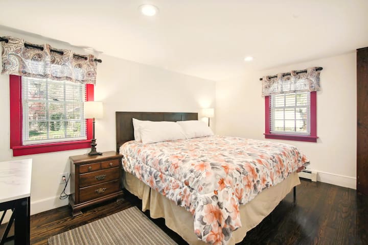 Charming Suite (King Bed)
Lake Vineyard Casinos - Preston, CT