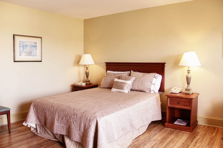 Standard Queen With Kitchenette-silverwood Motel - Cavendish