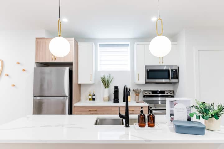 Cozy & Central Home | 5 Min To Downtown & Hospital - Winnipeg