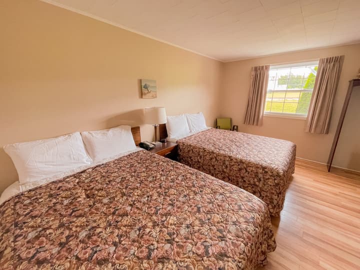 Family Suite D(2 Full+1 King Beds)-silverwoodmotel - Cavendish