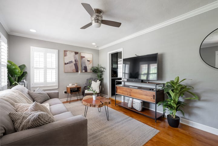 Charming 3/2 Home | Near Dt | King Bed | Fire Pit - Orlando, FL