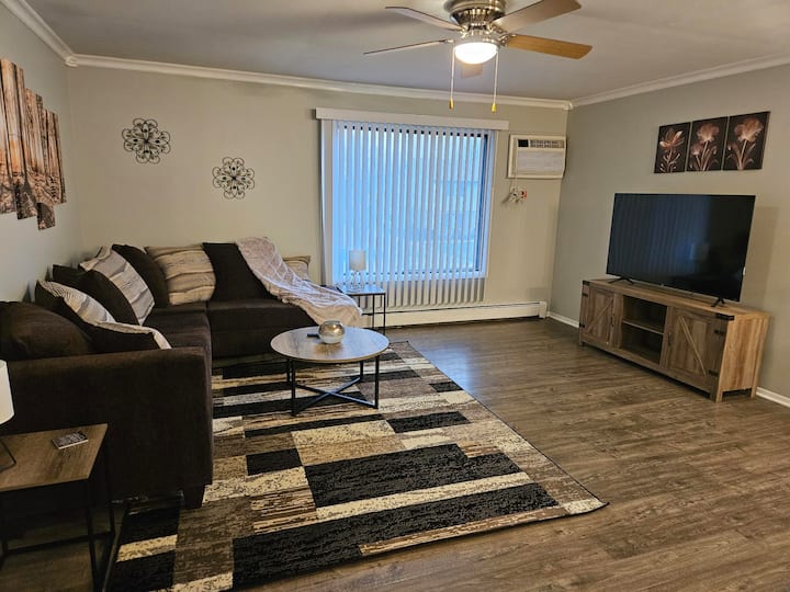 2 Bed/1bath Condo Wash/dry In Unit, Deck, Pets Ok! - Naperville, IL