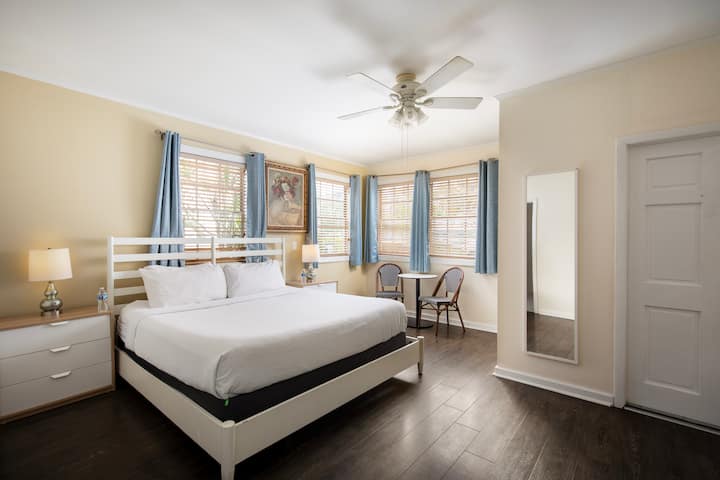 Southernmost Inn Deluxe King With Kitchen - Key West, FL