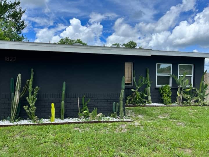 Bungalow Near The Beach - Edgewater, FL
