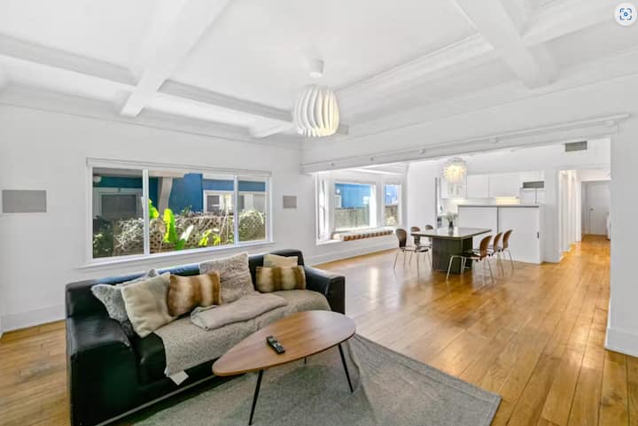 Long Beach Condo Home -Minutes Walk To The Beach - Long Beach, CA