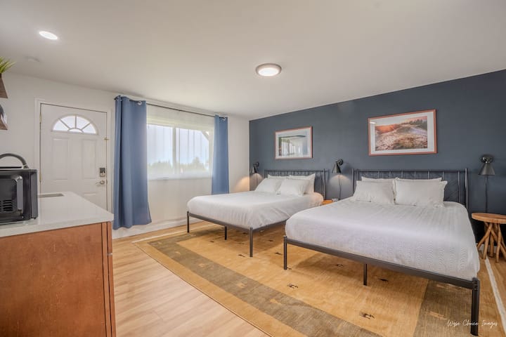 The Inn At Shady Pines - Deluxe Queen - St. Ignace, MI