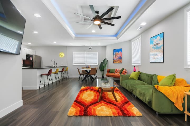 Groovy Getaway: King Suites, Sleeps 8, Dogs Ok! - Columbia, MO