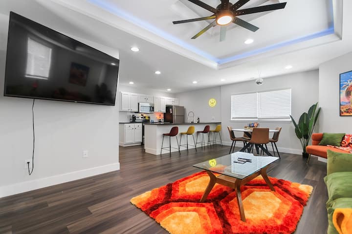 Groovy Getaway: King Suites, Sleeps 8, Dogs Ok! - Columbia, MO
