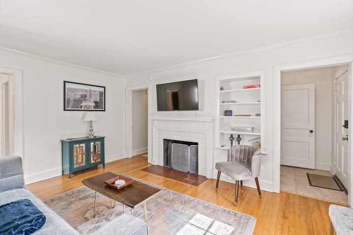 Spacious Backyard With Deck, Firepit, Bbq & 5 Tvs - Columbia, SC