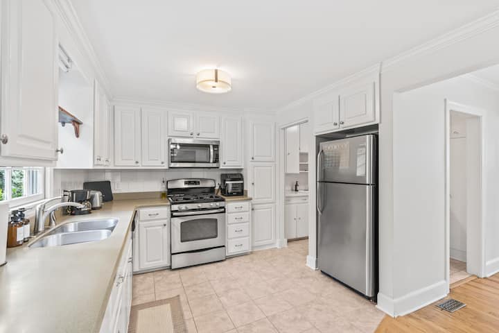 Deck, Firepit, King, 5 Tvs, Bbq, Large Backyard - Columbia, SC