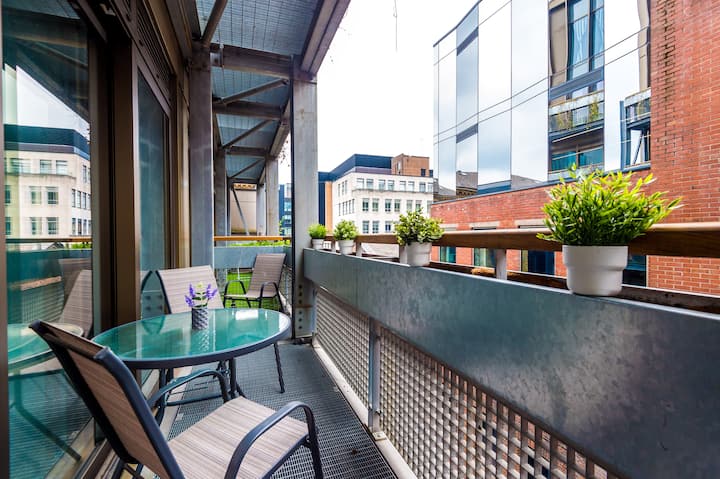 2 Bed Apt. Centre Of China Town! Private Balcony - Manchester