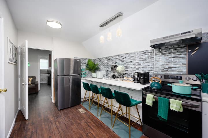 Arcade Apartment - Games - Free Gated Parking - New City - Chicago