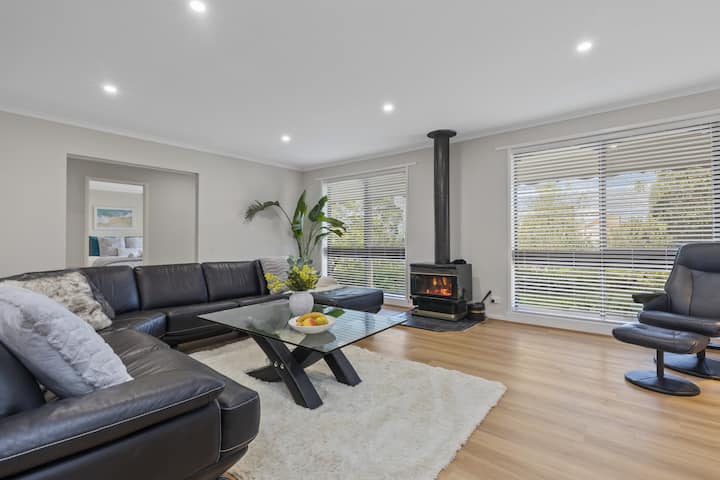 Lux Homes | Garden-view 4-bedroom On The Hill - Bendigo