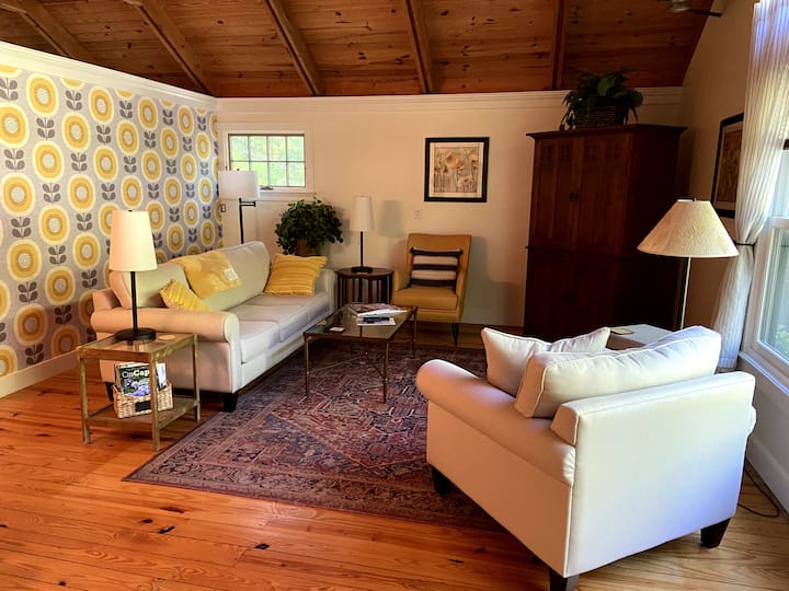 Newly Renovated Garden Carriage House - Mashpee, MA