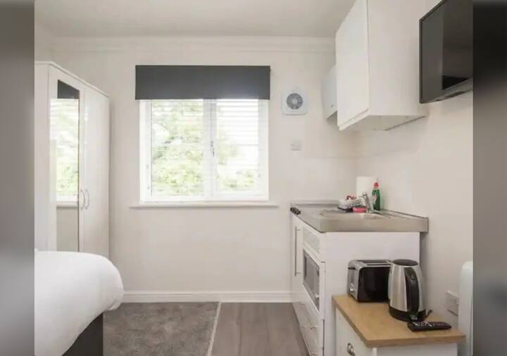 Modern Studio With Own Bathroom - Slough