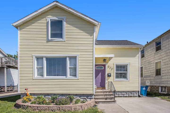 Yellow House Downtown Grandhaven - Grand Haven, MI