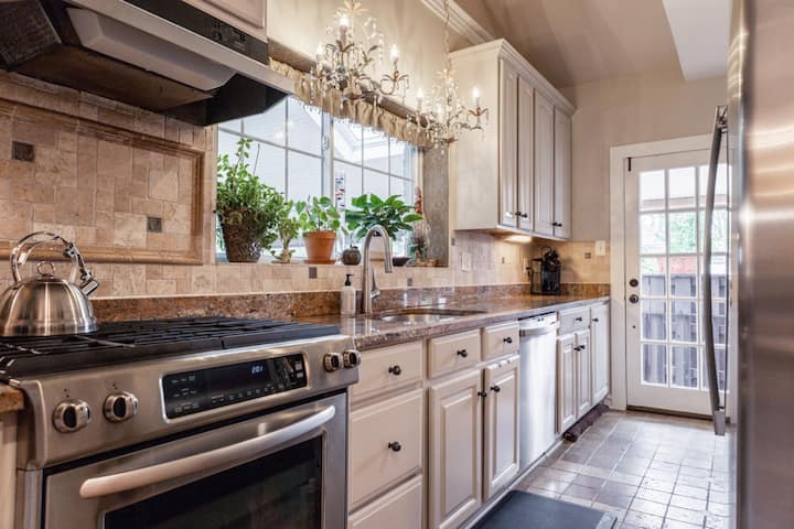 Executive Home, Prime Location! - Winchester, VA