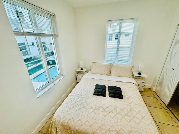 1 Br Apt W/pool, 2 Blks To Beach - Miami Beach, FL