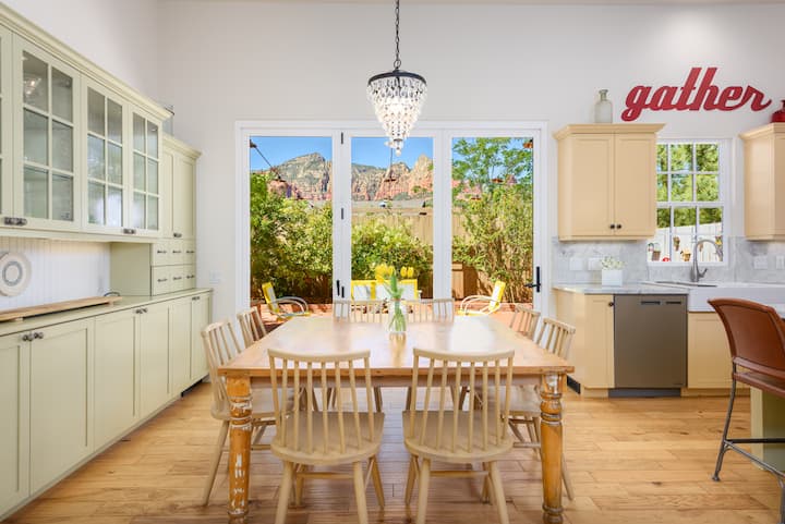 Beautiful Farmhouse - Uptown Shop, Hot Tub, Trails - Munds Park, AZ