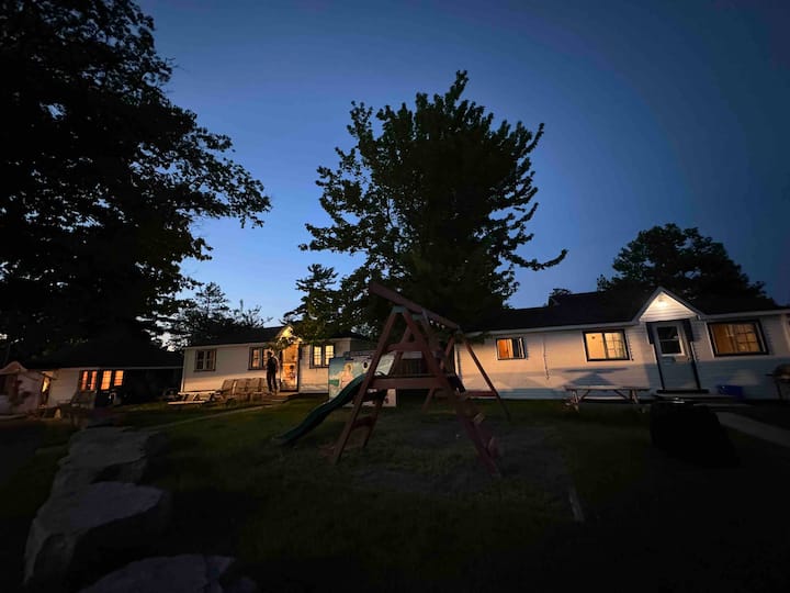 Spacious 2 Bedroom Cabin #8 - Wasaga Beach