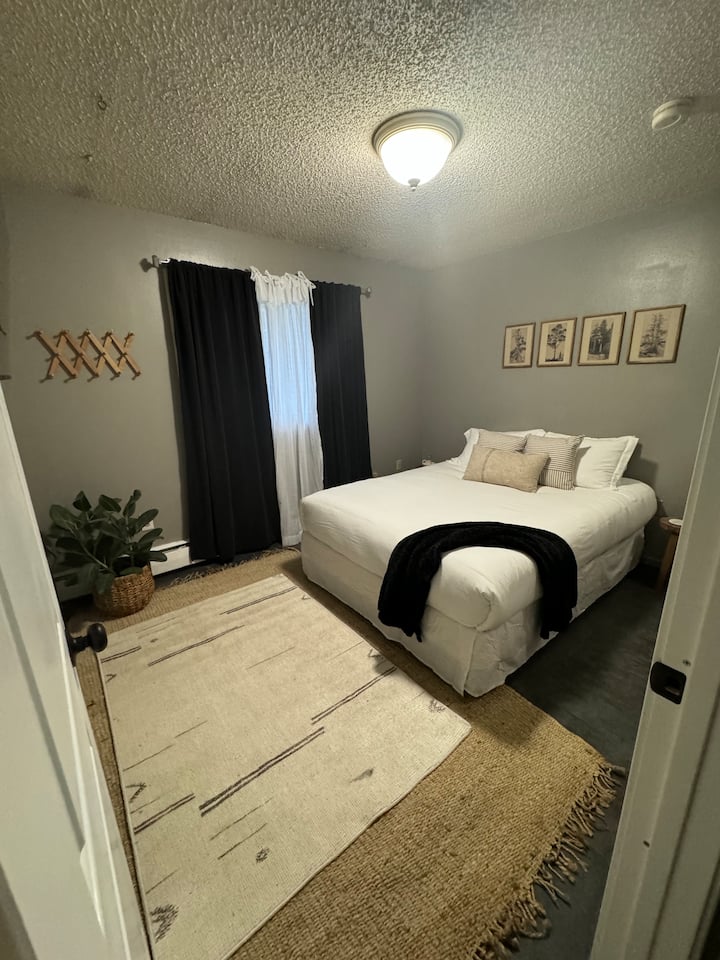 Central Midtown Apartment | Near Airport | Car Opt - University Lake, Anchorage