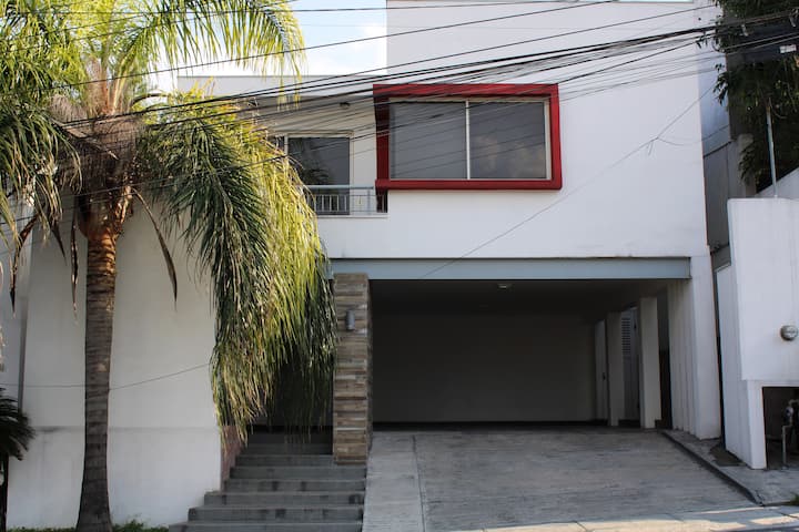 Casa Amplia En Monterrey - Monterrey
