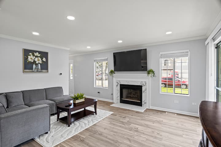 Fully Renovated And Updated Home - Elgin, IL