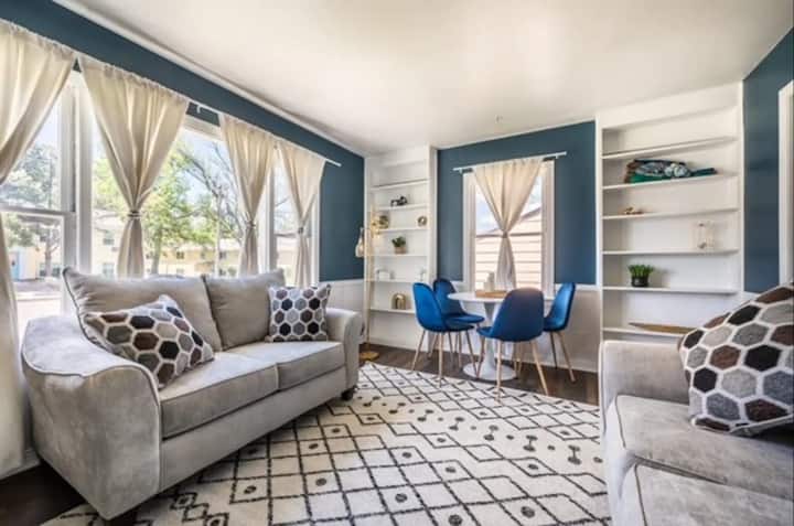 Stylish Sunny Retreat~central Location, Sleeps 8! - 콜로라도스프링스