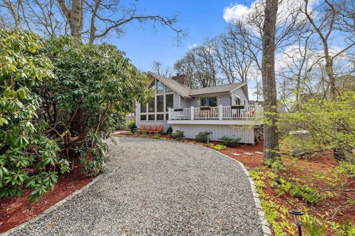 Bright Cape Cod Getaway, Spacious Deck & Yard - New Seabury, MA